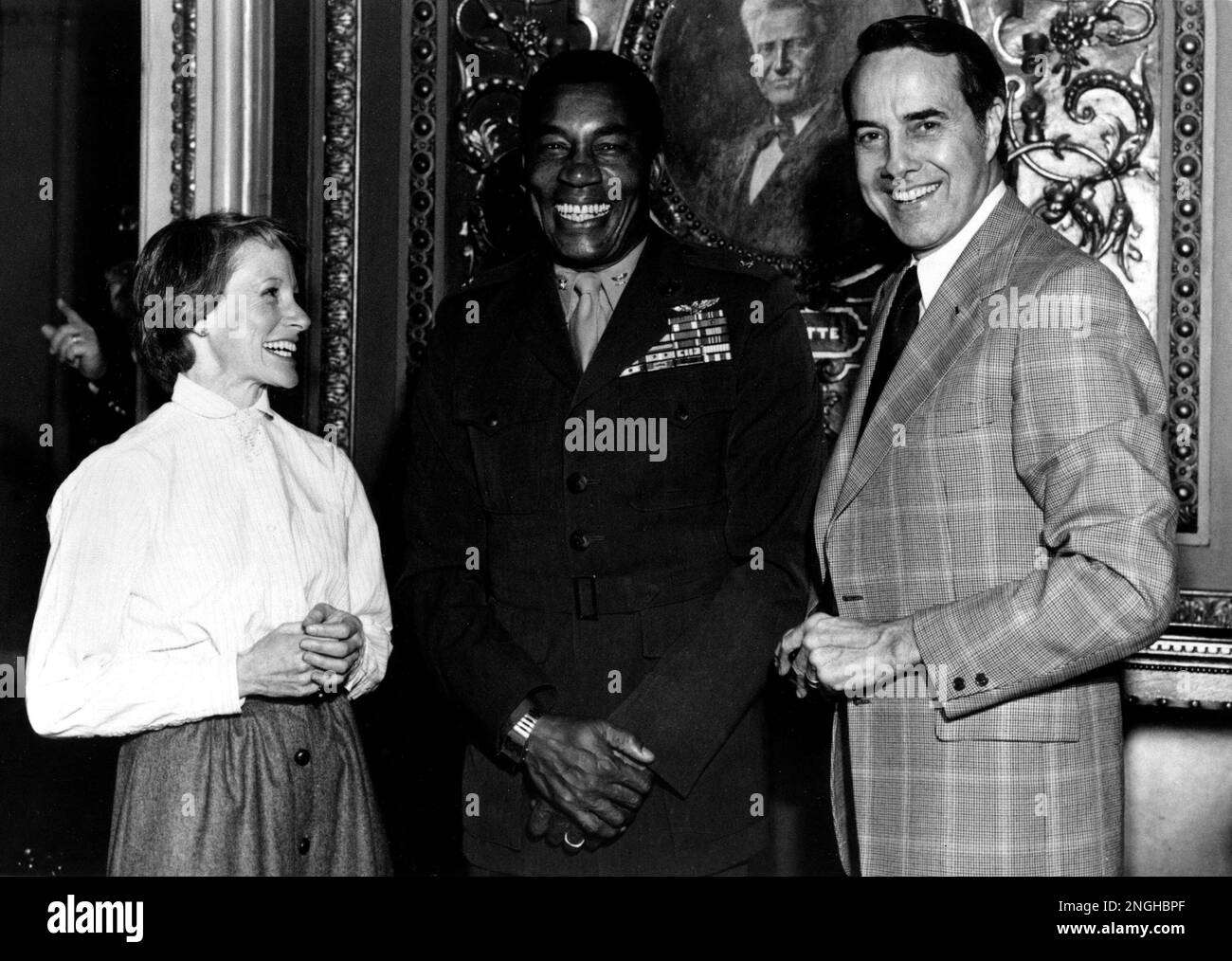 Senators Nancy Kassebaum, left, R-Kan., and Robert Dole, right, R-Kan ...