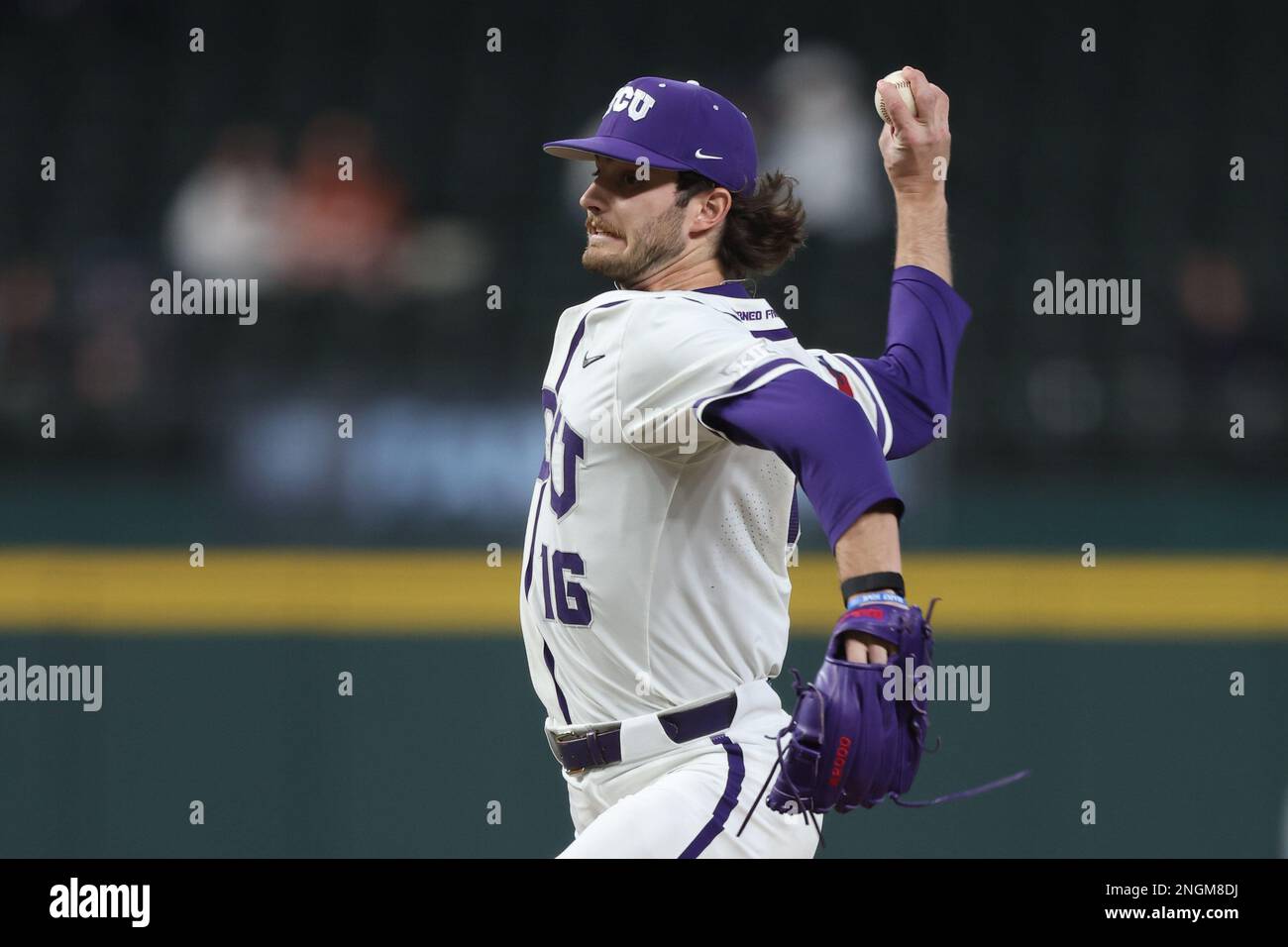17. Februar 2023: Luke Savage #16 Horned Frog Pitcher arbeitet vom ...
