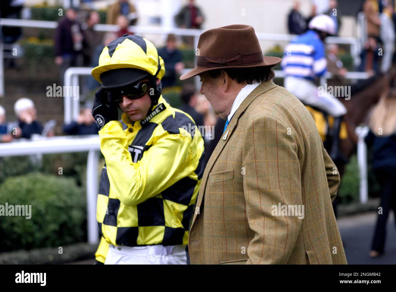 Jockey Nico de Boinville (links) spricht vor dem Betfair Ascot Chase ...