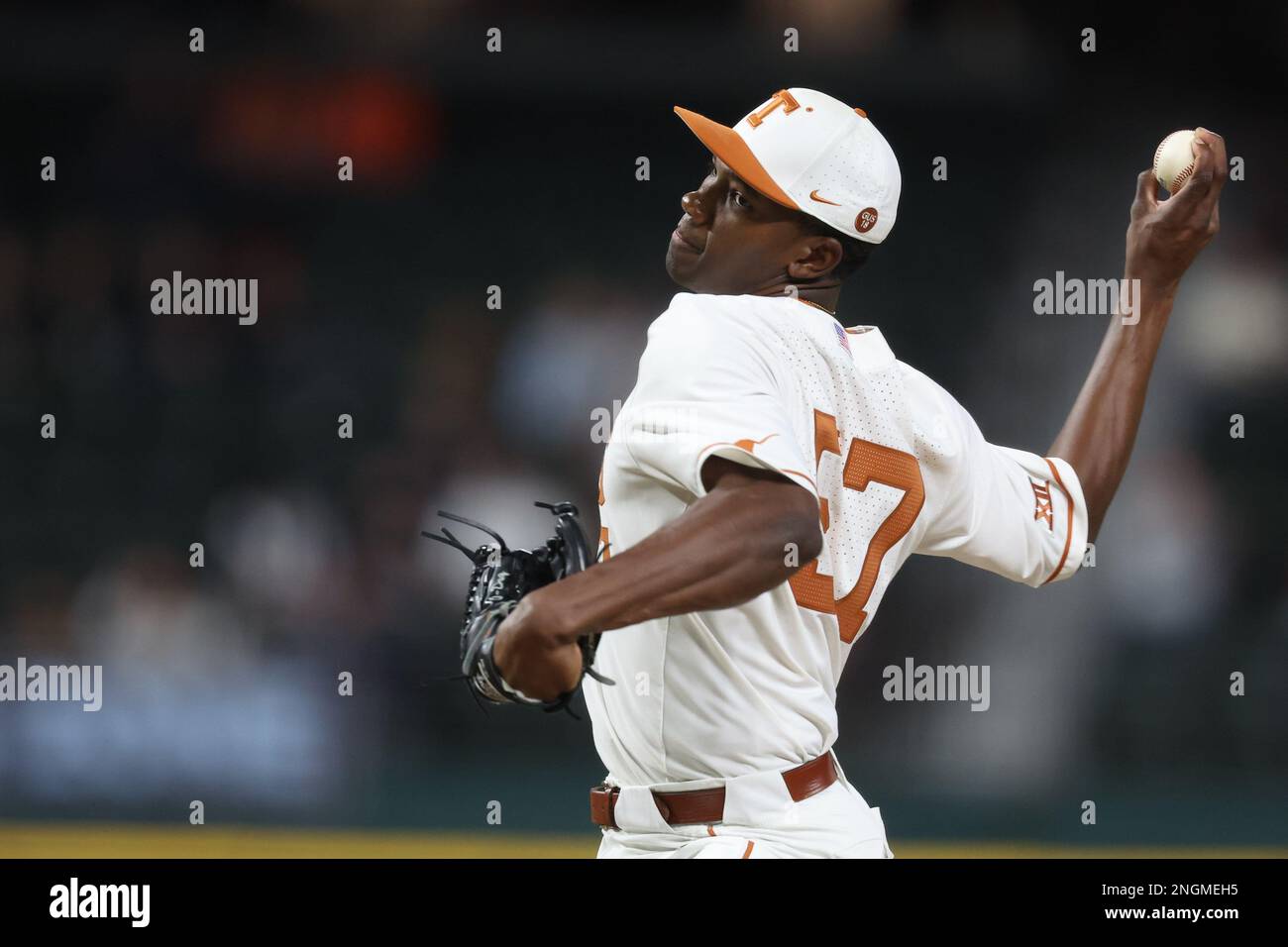 17. Februar 2023: Texas Pitcher Lebarron Johnson Jr. #57 arbeitet vom ...