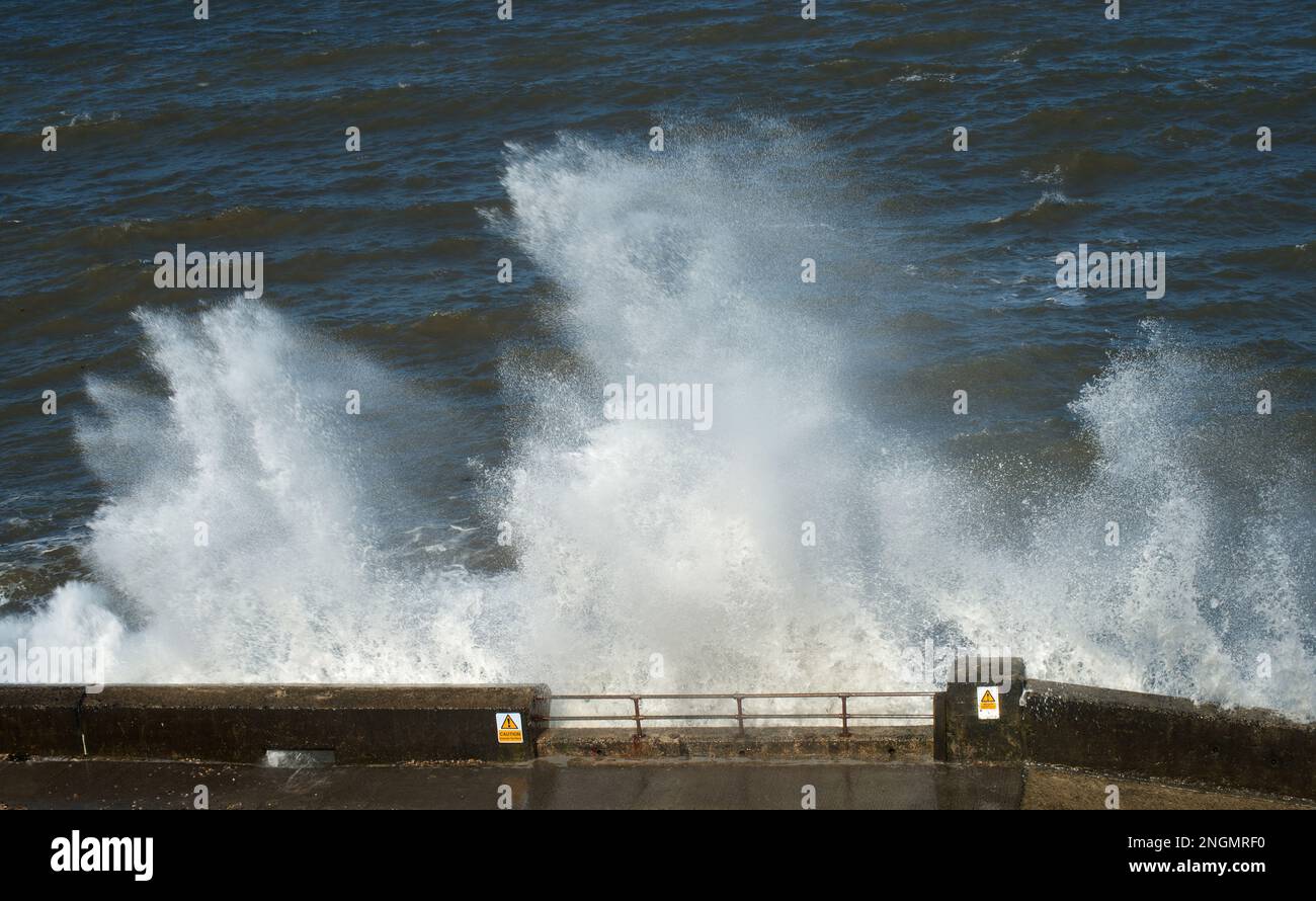 Blick von oben auf die schwere See, die in die Promenade von Seaham ...