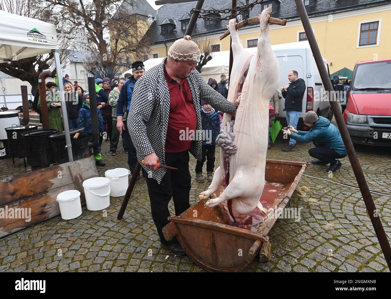 Traditionelles schweineschlachten -Fotos und -Bildmaterial in hoher ...