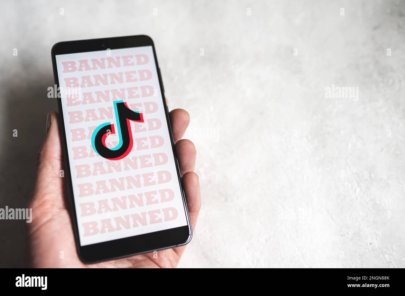 TikTok App-Logo mit verbotenem Schild auf dem Bildschirm des Telefons ...