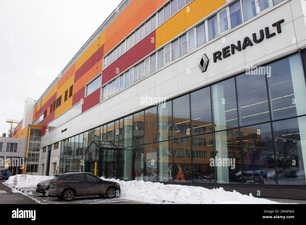 Moskau, Russland. 18. Februar 2023. Das Renault-Logo ist im ...