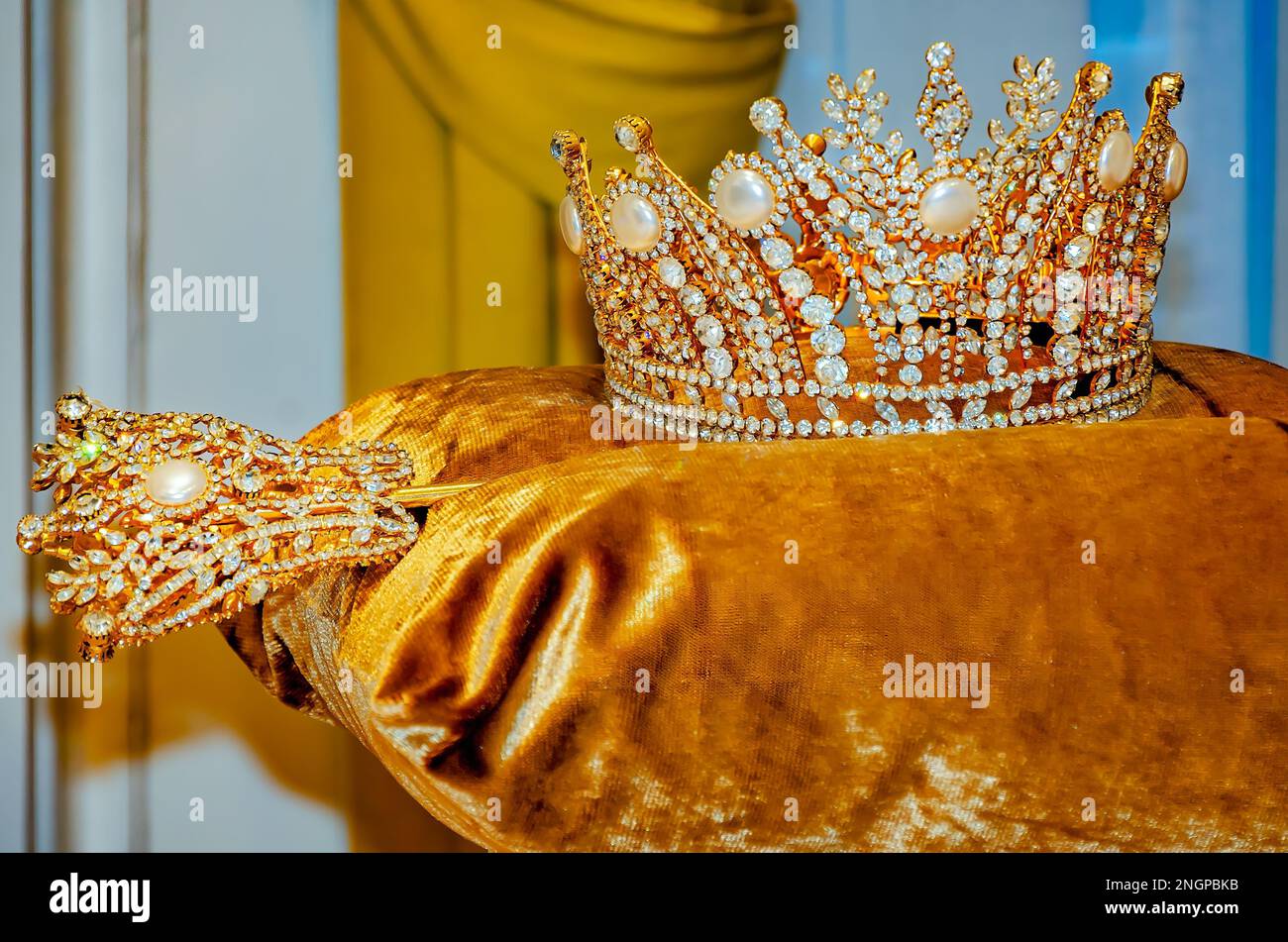 Die Krone des Mardi Gras und das Zepter des Mardi Gras Queen Laura ...