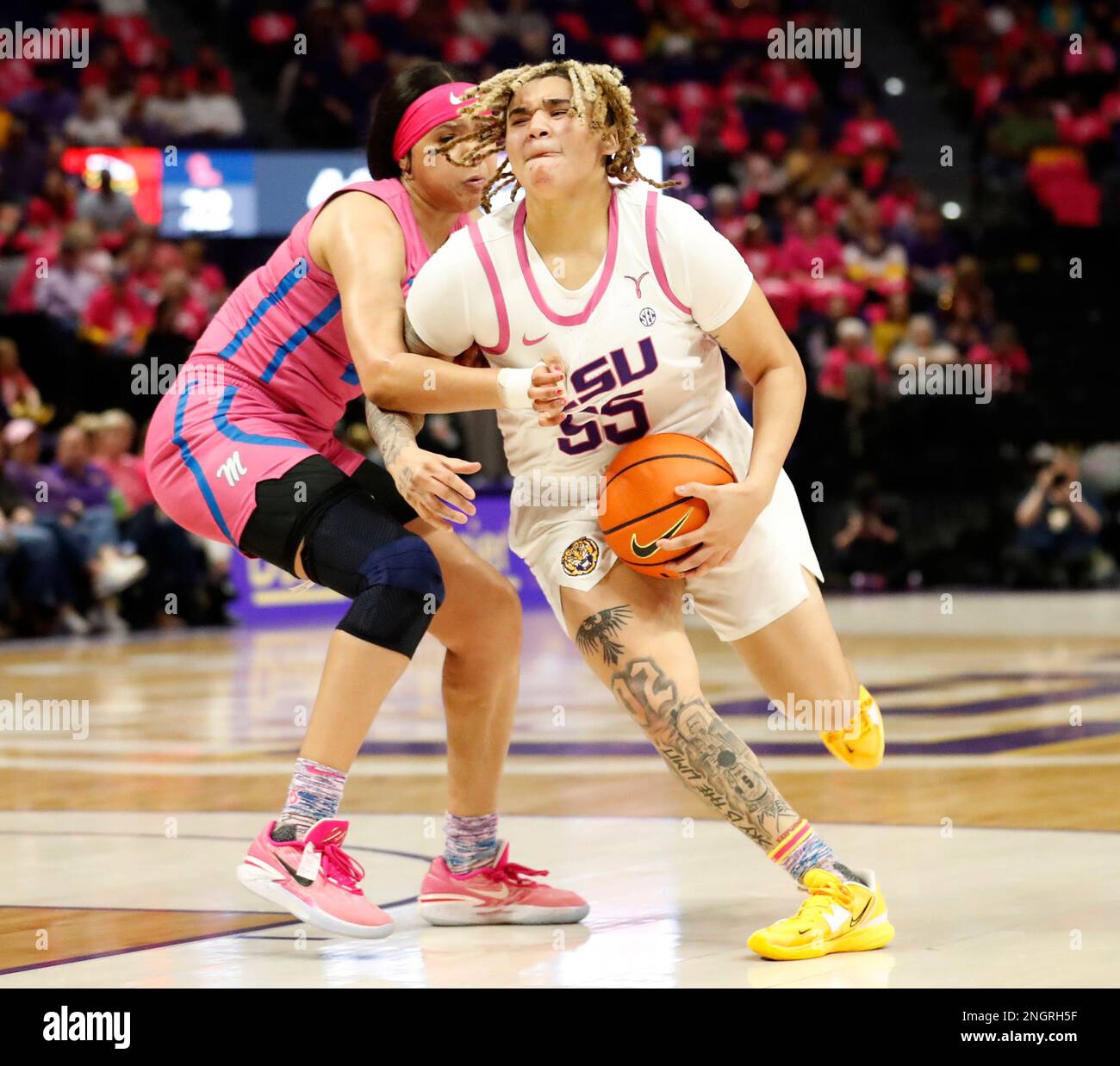 Ole Miss Rebels Guard Elauna Eaton (23) versucht, die LSU Lady Tigers ...