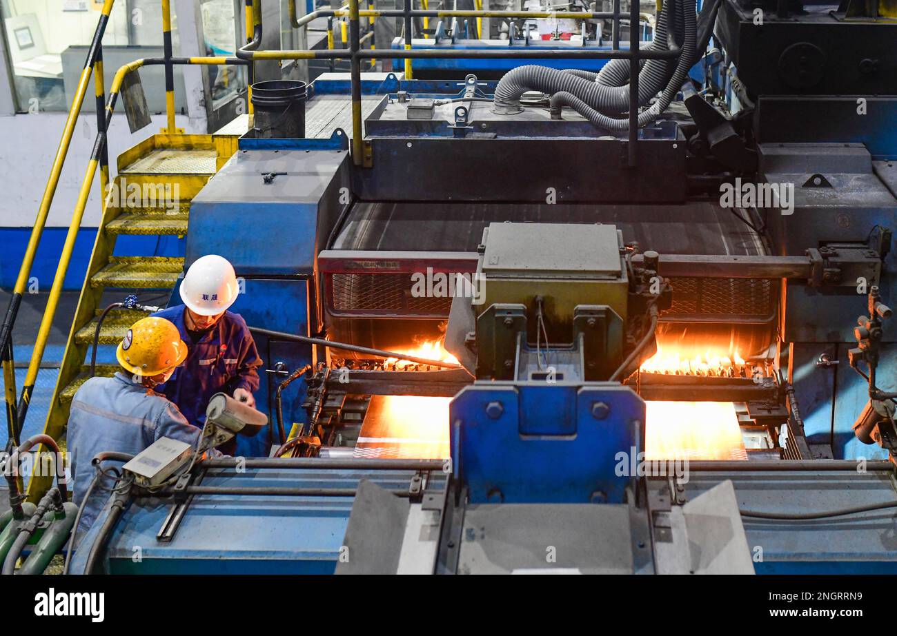 HOLINGOL, CHINA - 19. FEBRUAR 2023 - Ein Arbeiter arbeitet an einer ...