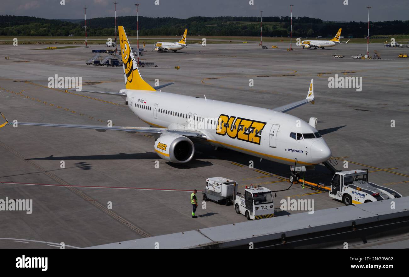 Buzz Airlines Boeing 737-8200 Gamechanger oder 737 max 8 Bodenabfertigung am John Paul II Kraków ...
