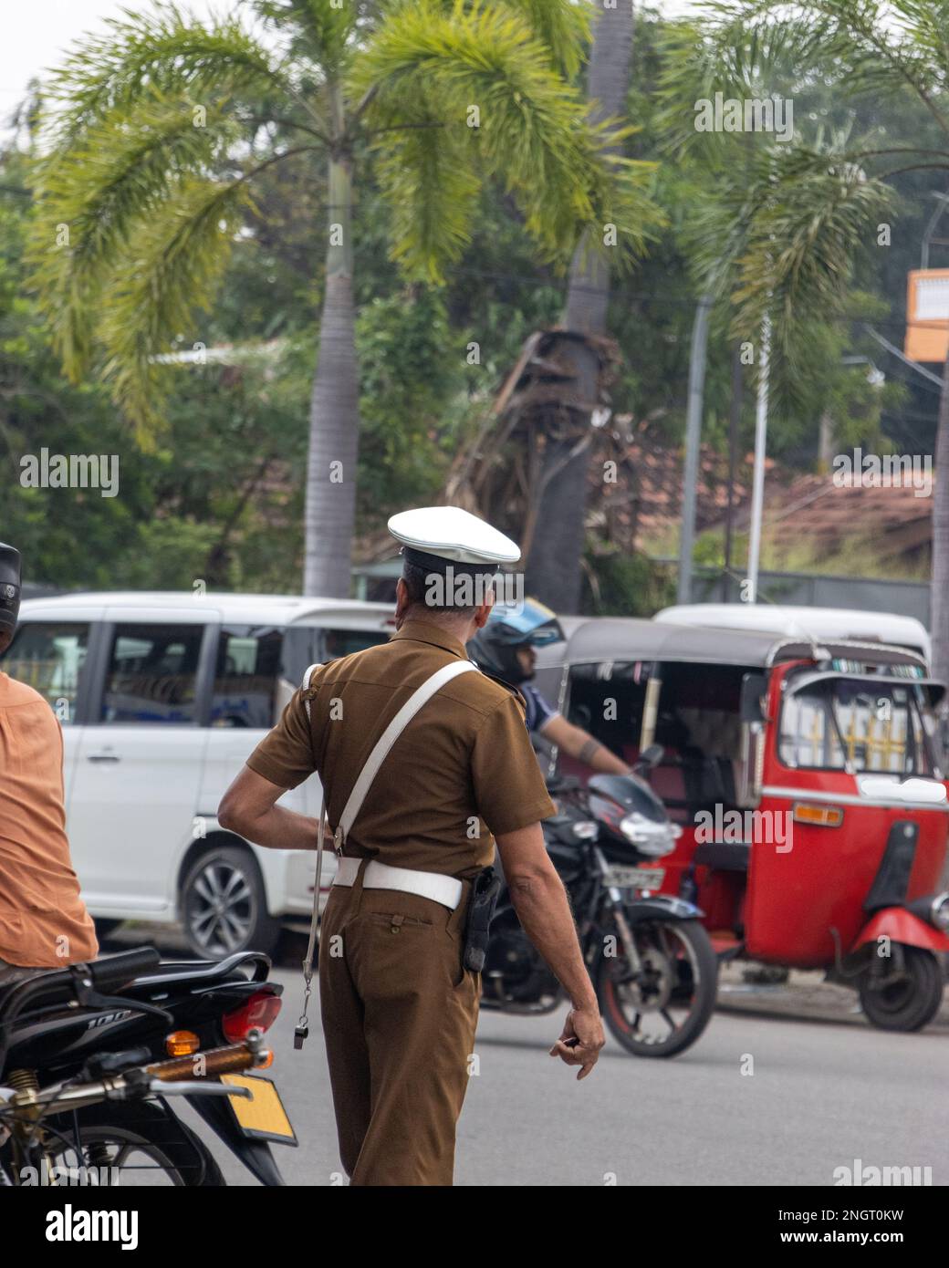 Persone e motociclette in una strada in sri lanka -Fotos und -Bildmaterial in hoher Auflösung ...