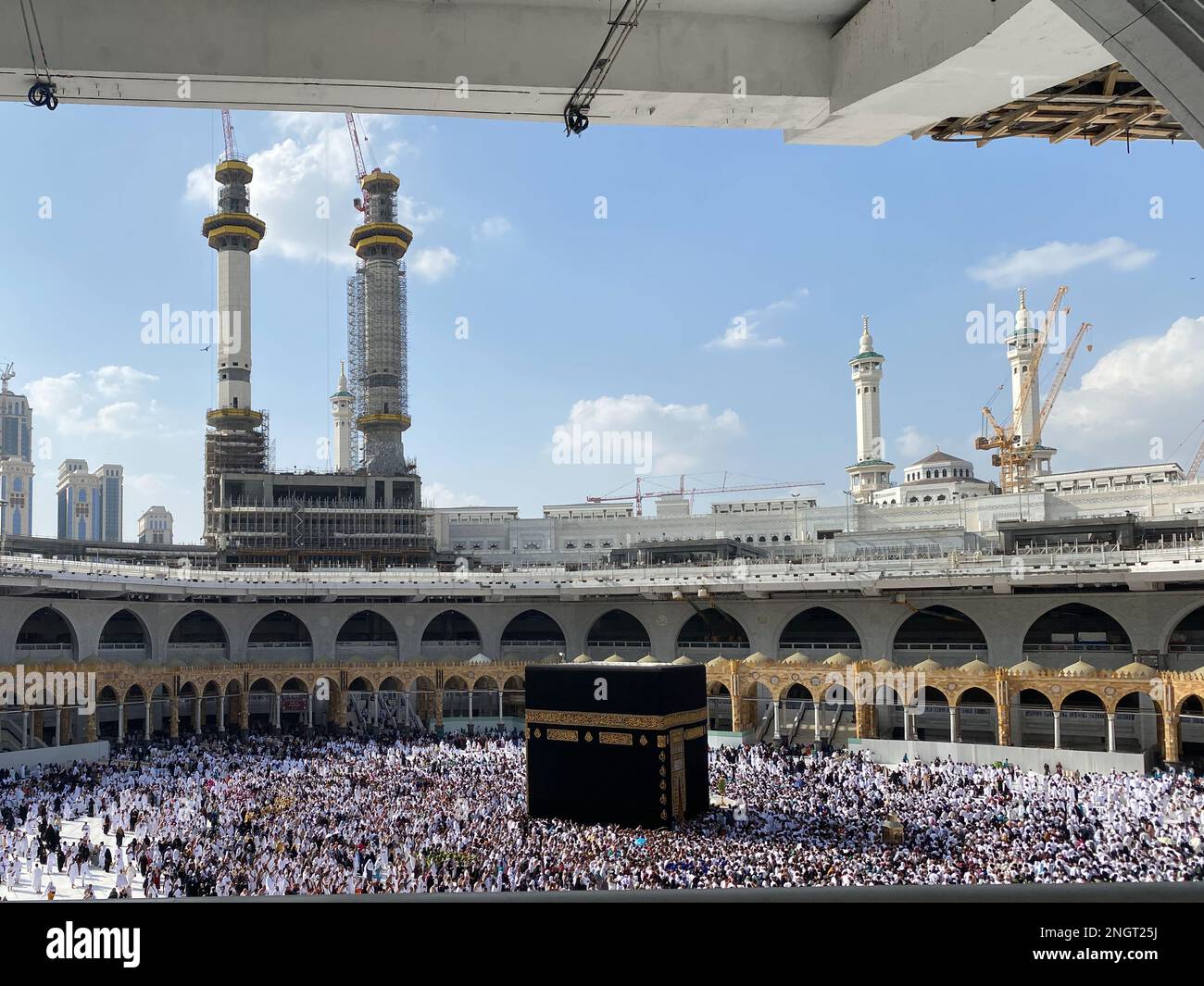 Muslimische Pilger in der Kaaba in der Haram-Moschee von Mekka, Saudi ...