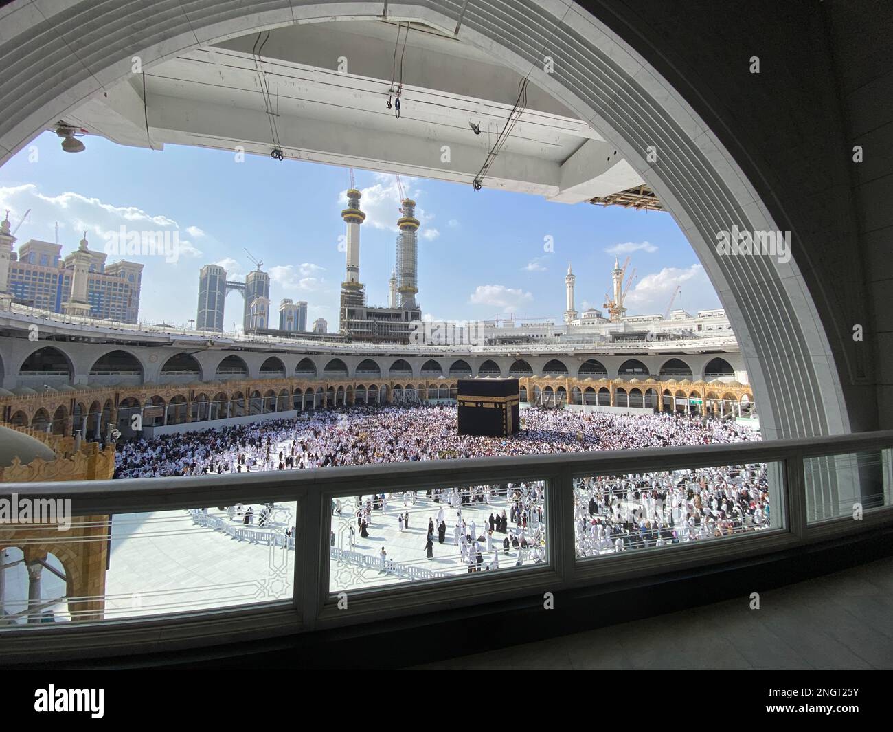 Muslimische Pilger in der Kaaba in der Haram-Moschee von Mekka, Saudi ...