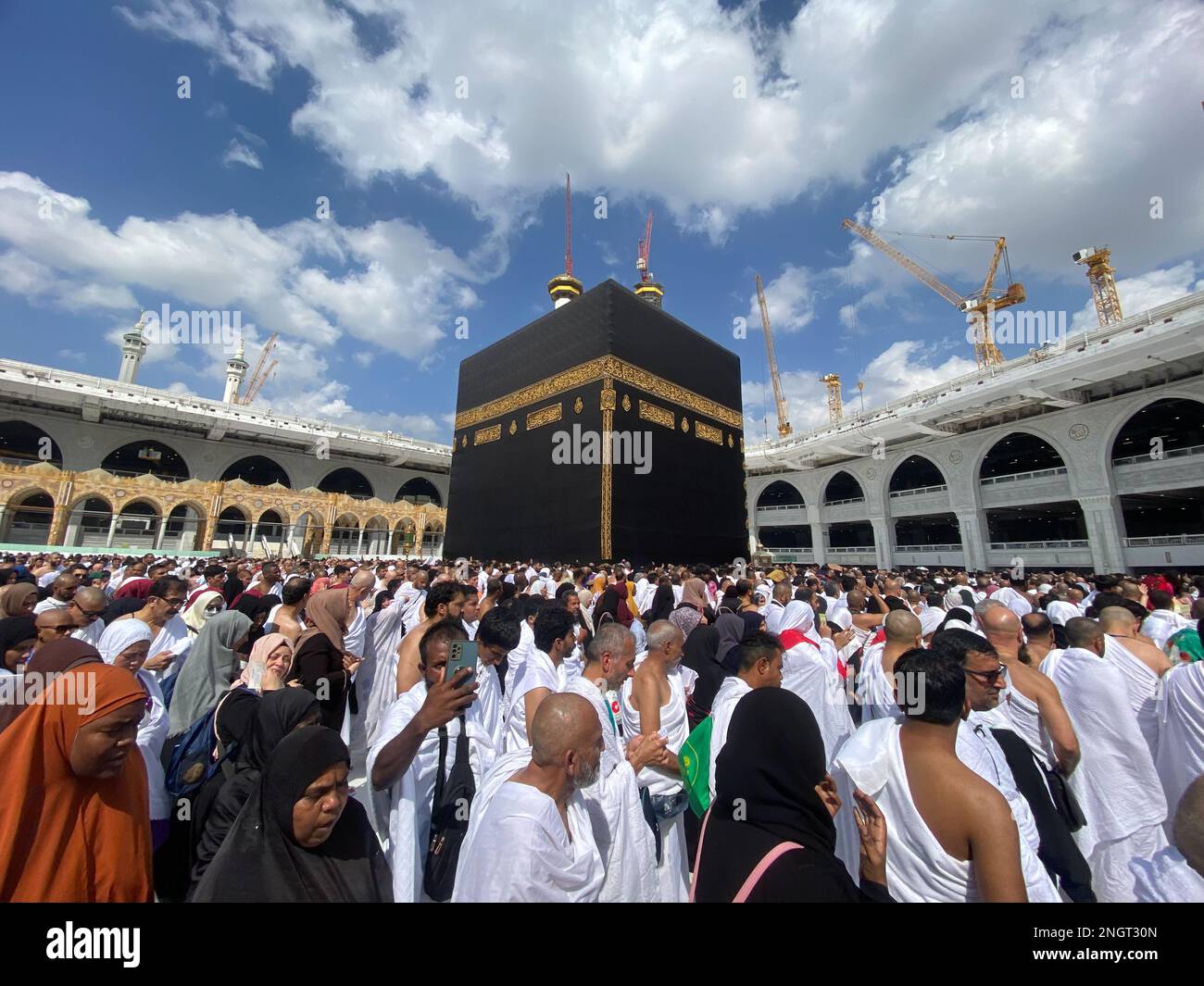 Muslimische Pilger in der Kaaba in der Haram-Moschee von Mekka, Saudi ...
