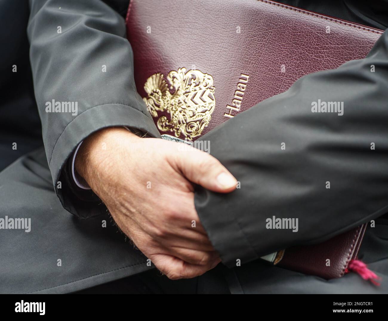 Hanau, Deutschland. 19. Februar 2023. Claus Kaminsky (SPD), der Bürgermeister von Hanau, sitzt ...