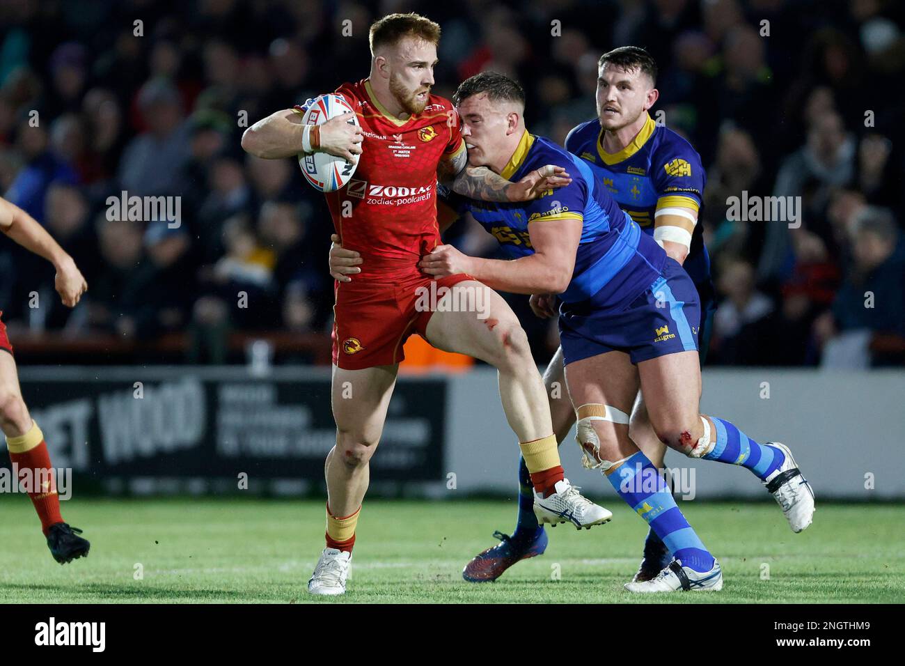 Adam Keighran von den Catalans Dragons und Jai Whitbread von Wakefield ...