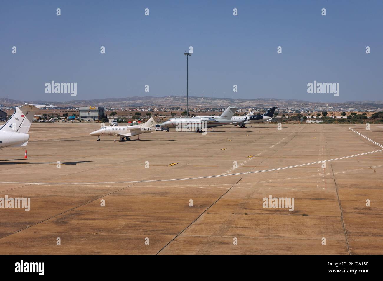 Kleine Flugzeuge auf dem Larnaca International Airport – Glafcos ...