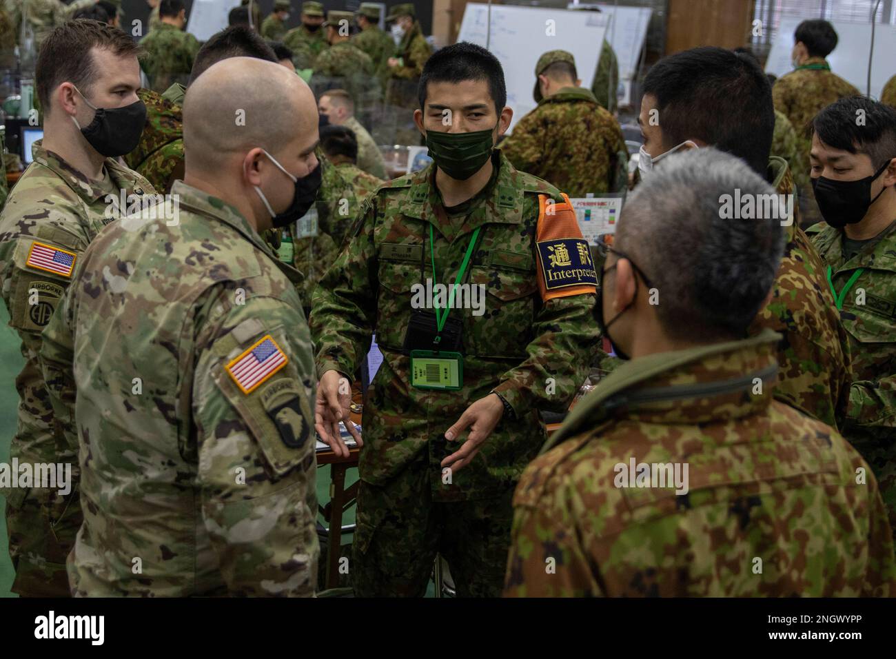 Soldaten, die der 1. Brigade 11. Luftwaffe zugeteilt wurden, besprechen ...