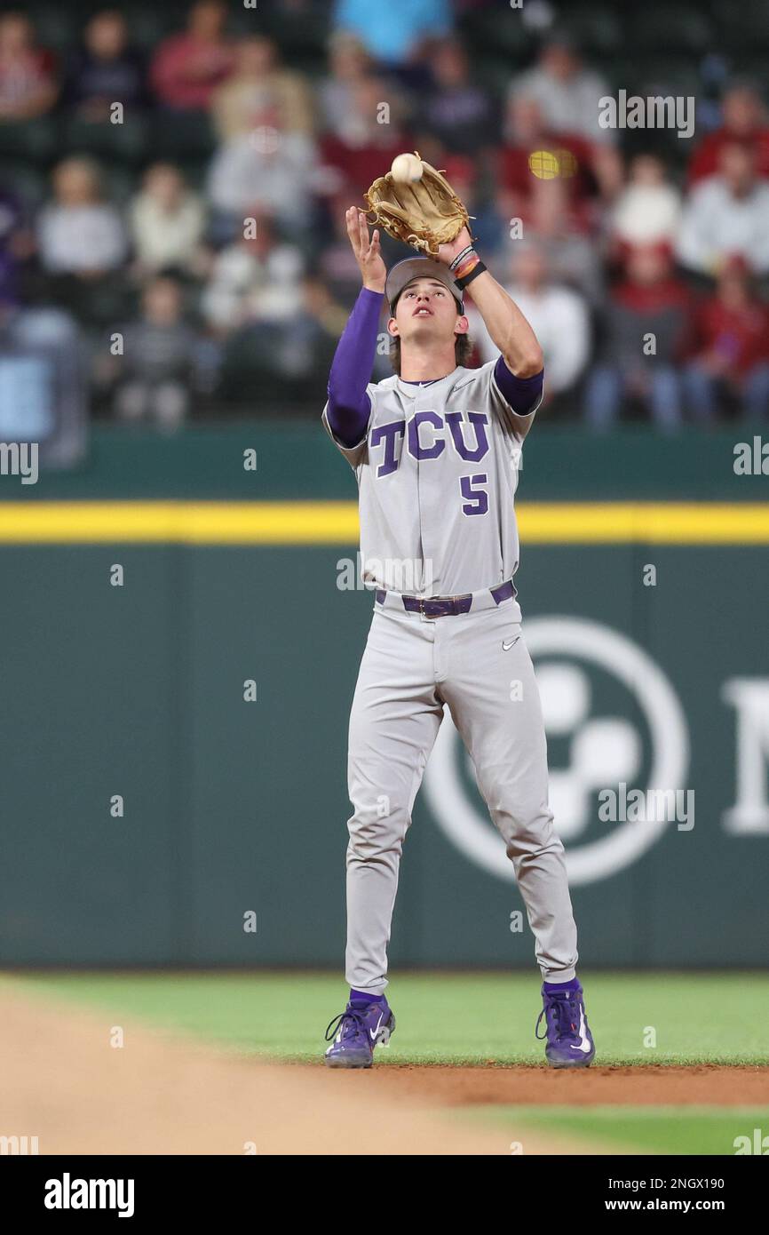 18. Februar 2023: TCU-Infielder Anthony Silva #5 setzt sich unter einem ...