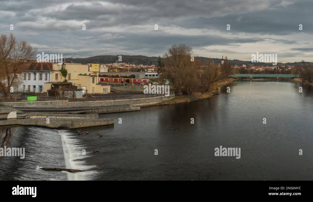 Fluss Otava und Wehr mit Fußgängerbrücke in der Nähe der Stadt Pisek in ...