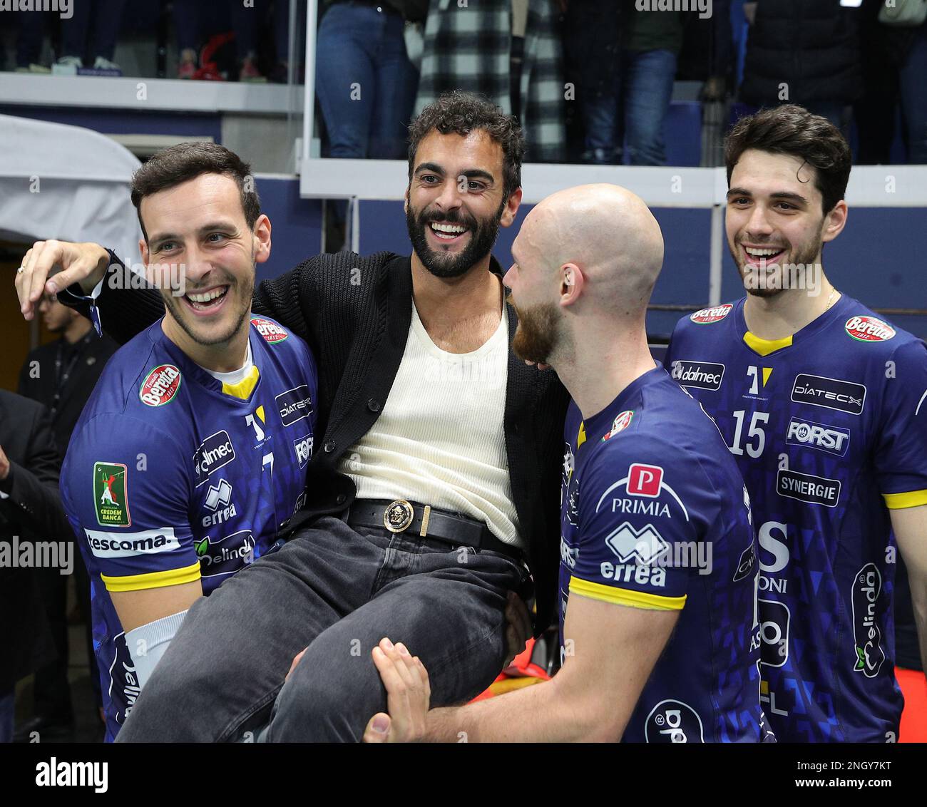 Marco mengoni sanremo -Fotos und -Bildmaterial in hoher Auflösung – Alamy