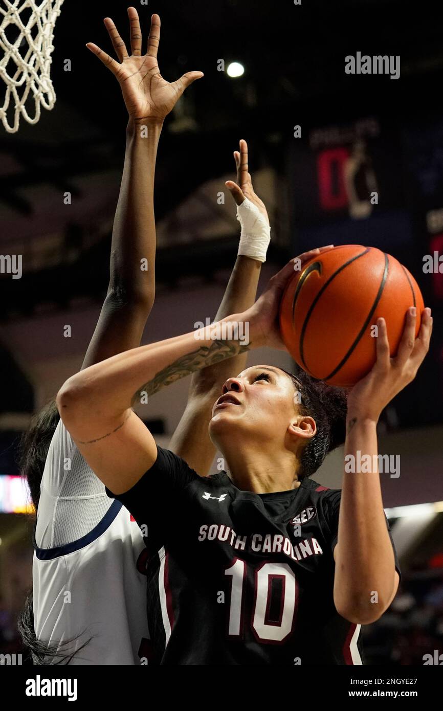 South Carolina center Kamilla Cardoso (10) looks for an open shot past ...