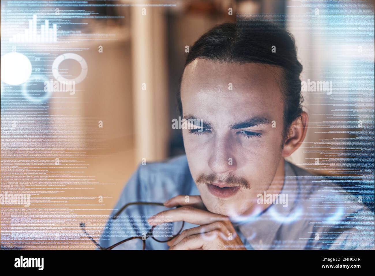 Mensch, Denkweise und Idee für digitales Marketing, Werbung oder ...