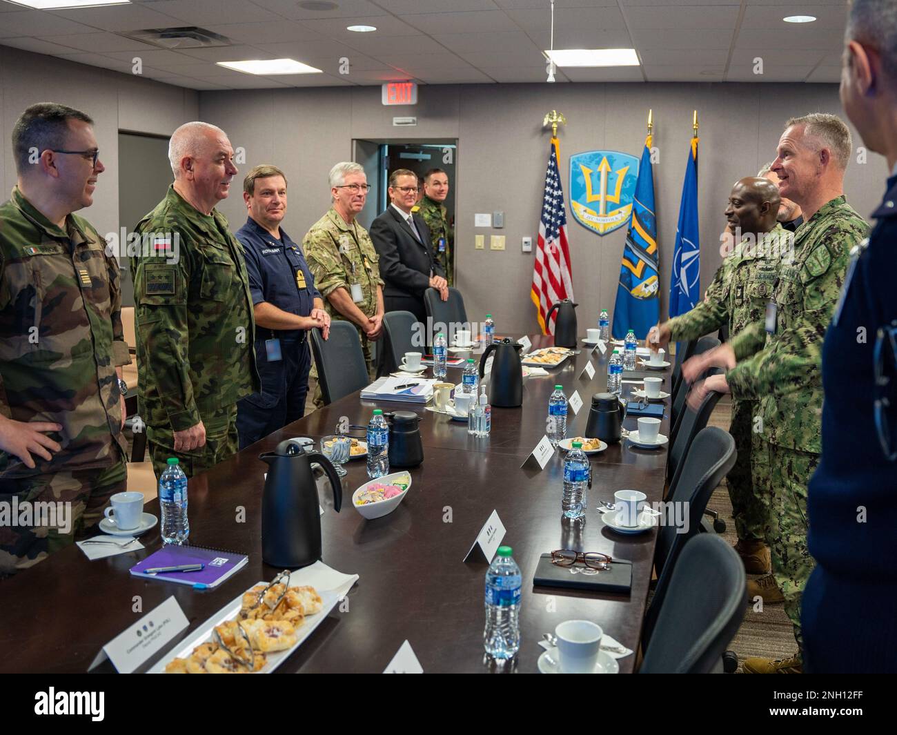 NORFOLK – Polnischer Armeelehrer Janusz Adamczak, Linke, spricht mit ...