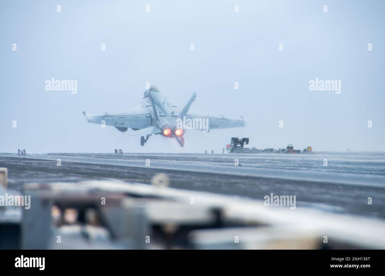 221206-N-BR419-1028 PHILIPPINE SEA (6. Dezember 2022) ein F/A-18E Super ... 221206-N-BR419-1028 PHILIPPINE SEA (6. Dezember 2022) ein F/A-18E Super ...