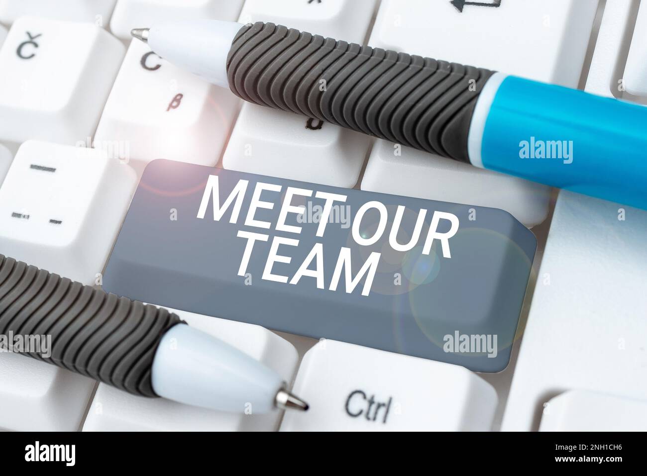 Schild mit der Aufschrift „Meet Our Team“ (Treffen Sie unser Team), ein ...