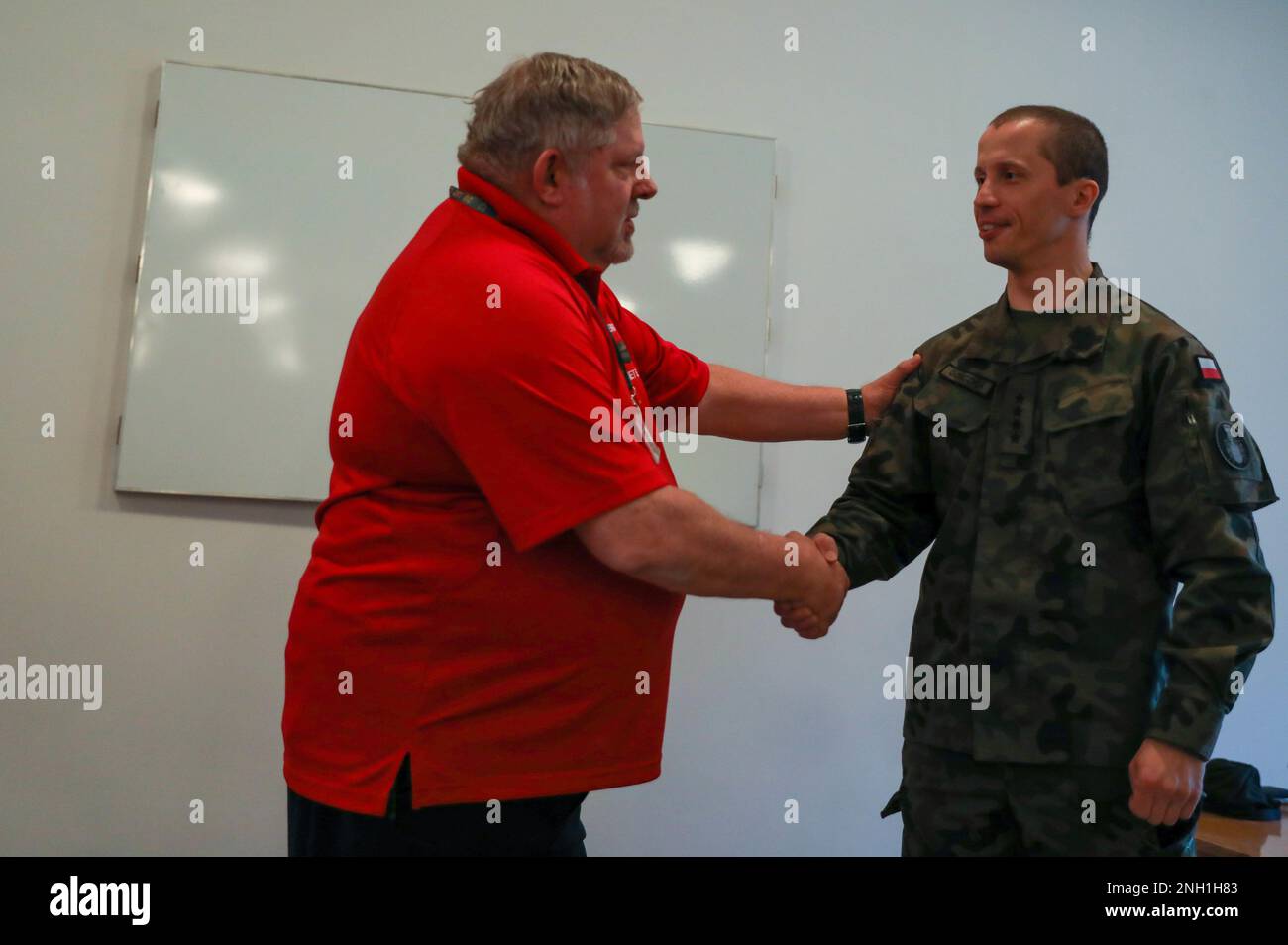 Kim Mace, leitender Ausbilder, Abrams New Equipment Training, verleiht ...