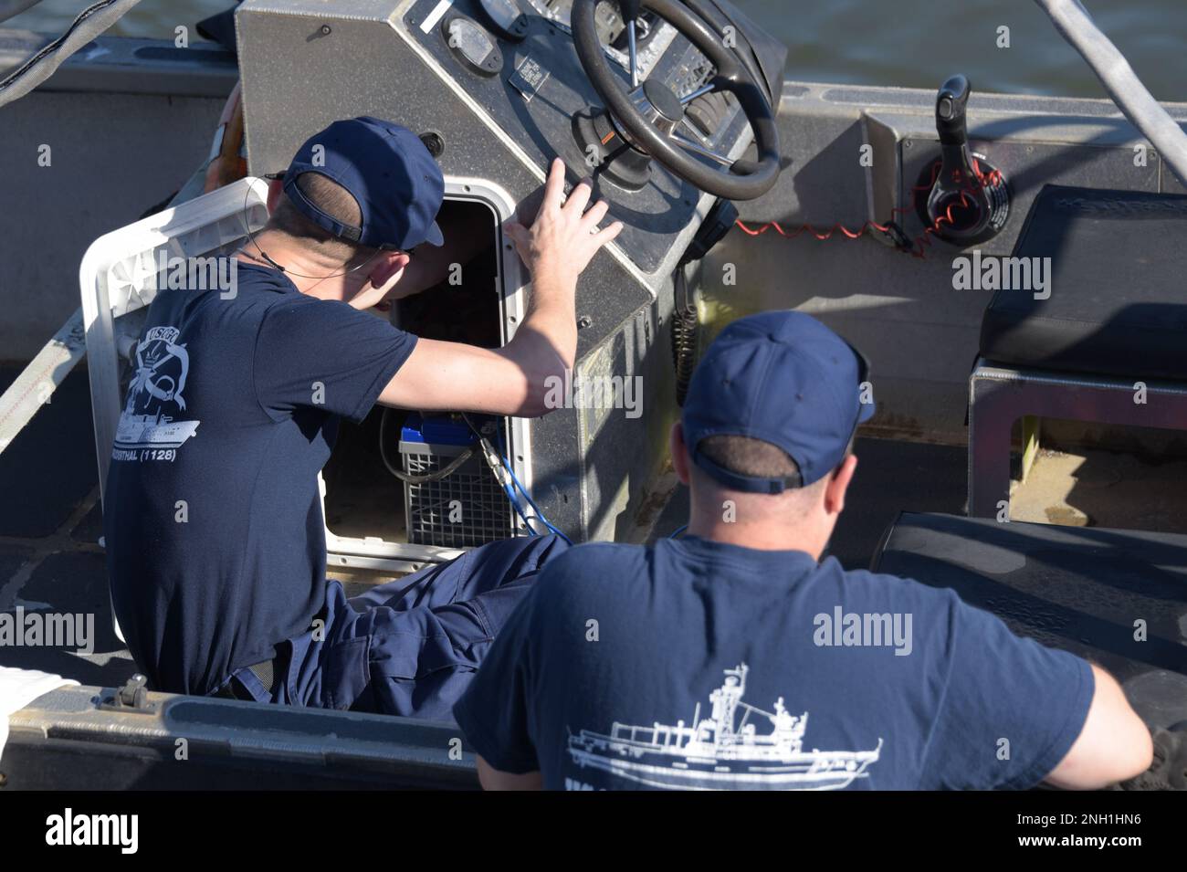 USA Küstenwachmänner, die an Bord der USCGC Maria Bray (WLIC-75302 ...