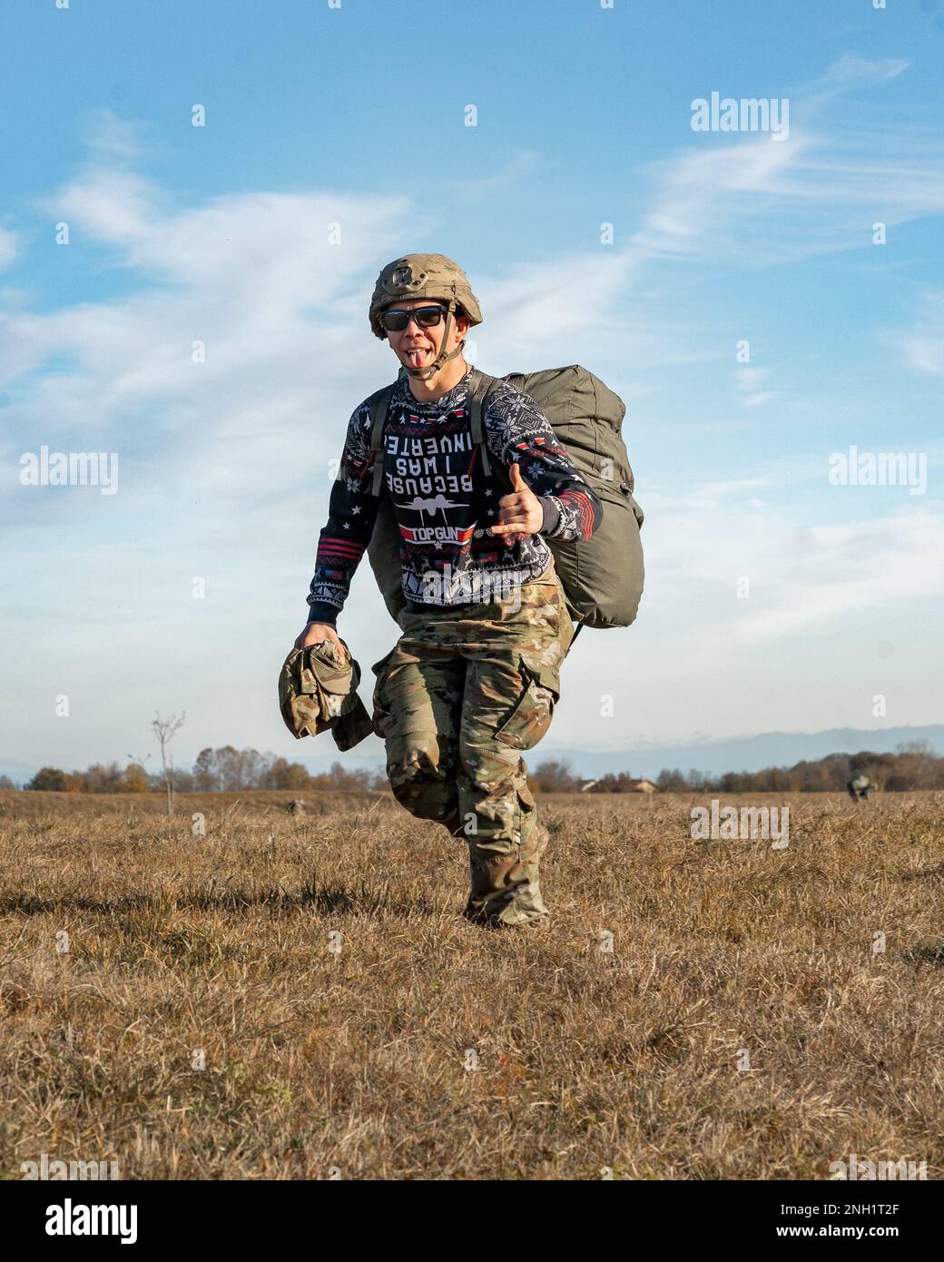 EIN US-AMERIKANISCHER Ein Fallschirmjäger der 173. Luftwaffe zeigt ...