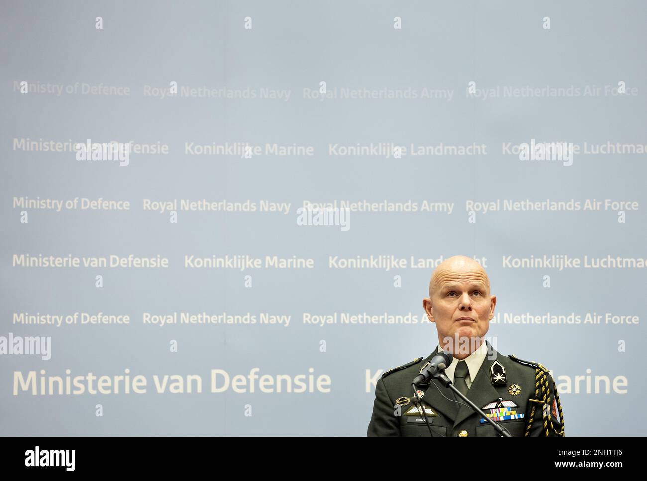 DEN HAAG - Generalmajor Jan Swillens, Direktor der MIVD, blickt auf ein ...