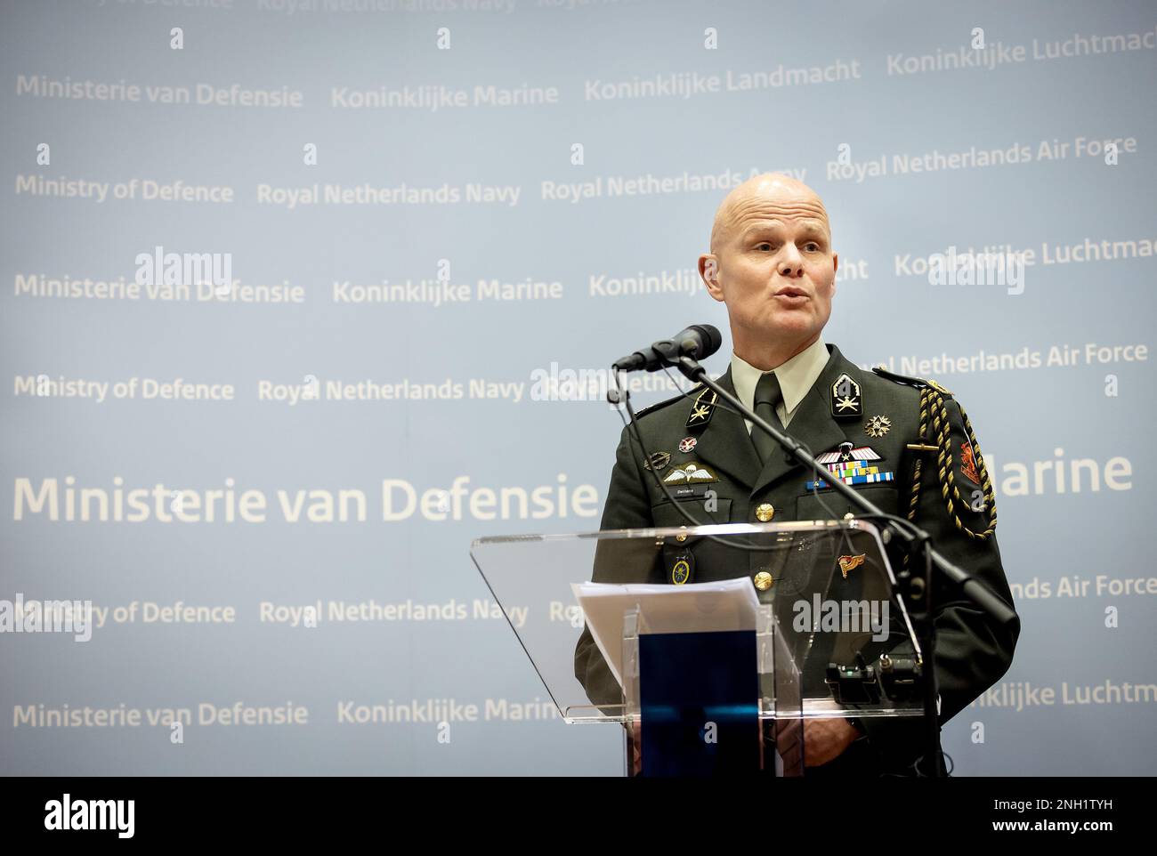 DEN HAAG - Generalmajor Jan Swillens, Direktor der MIVD, blickt auf ein ...