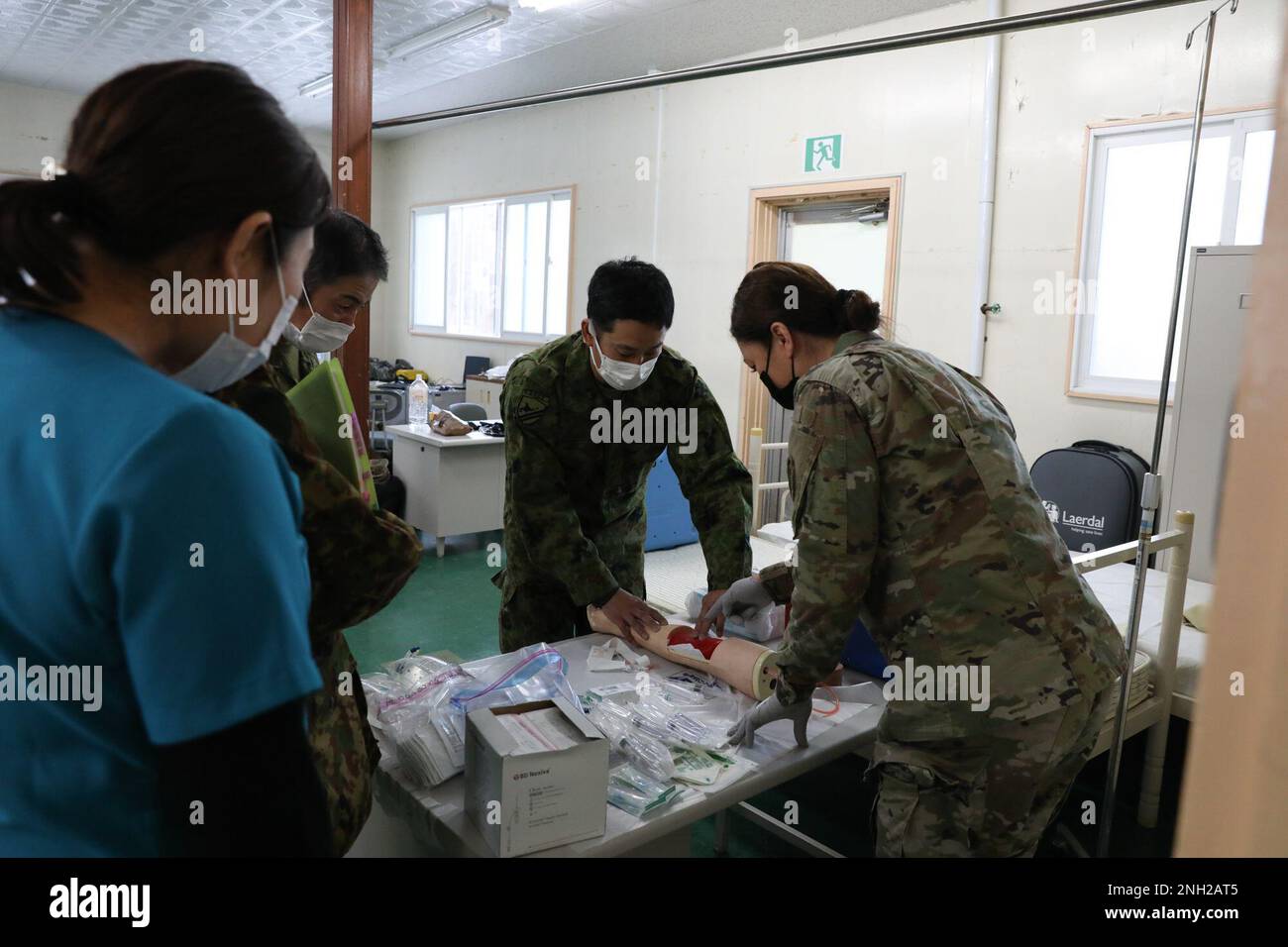 Mitglieder des 1984. US-Armeekrankenhauses unterrichten Japan Ground ...