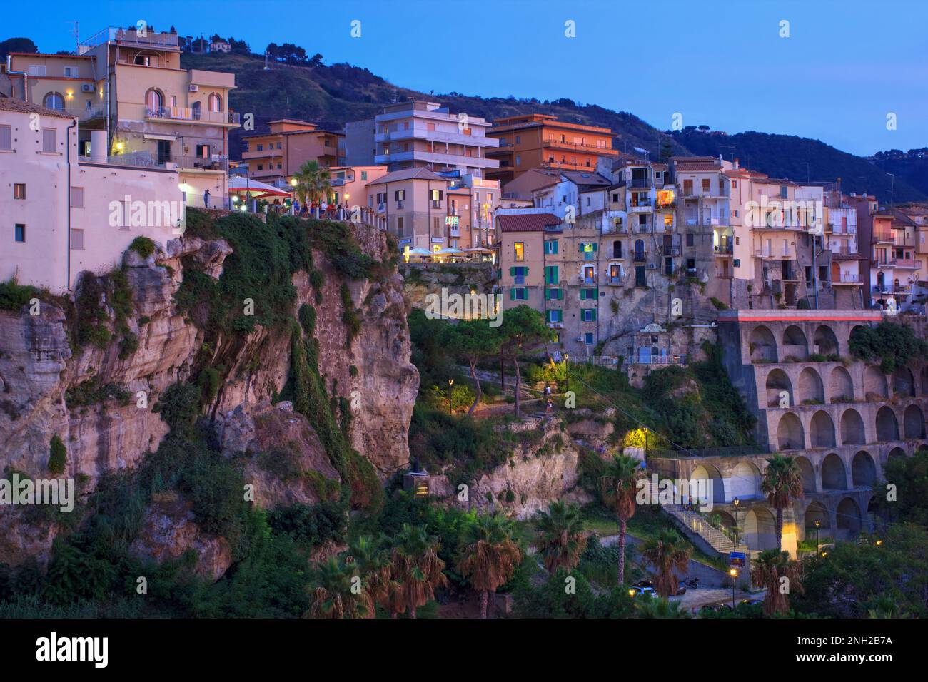 Abendlicher Blick Auf Tropea Town Auf Mountain Rock. Gebäude Und ...