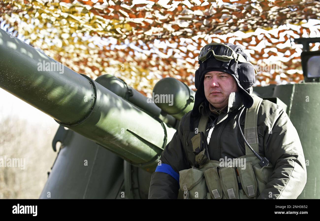 REGION KIEW, UKRAINE - 20. FEBRUAR 2023 - Ein ukrainischer Soldat wird während groß angelegter ...