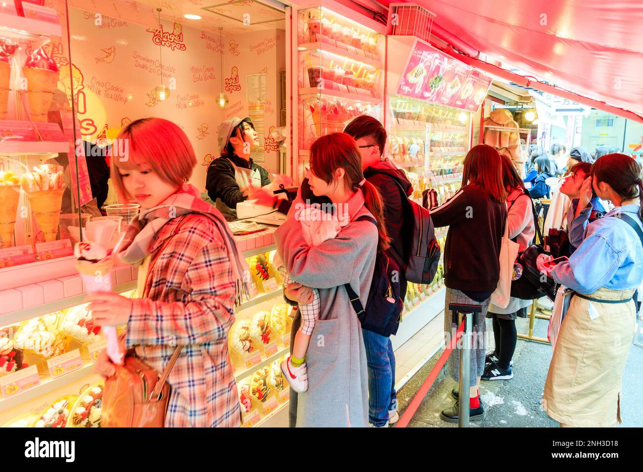 Tokio, Harajuku, Takeshita Straße. Angel Crepes zum Mitnehmen mit Plastikvorstellung rund um den ...