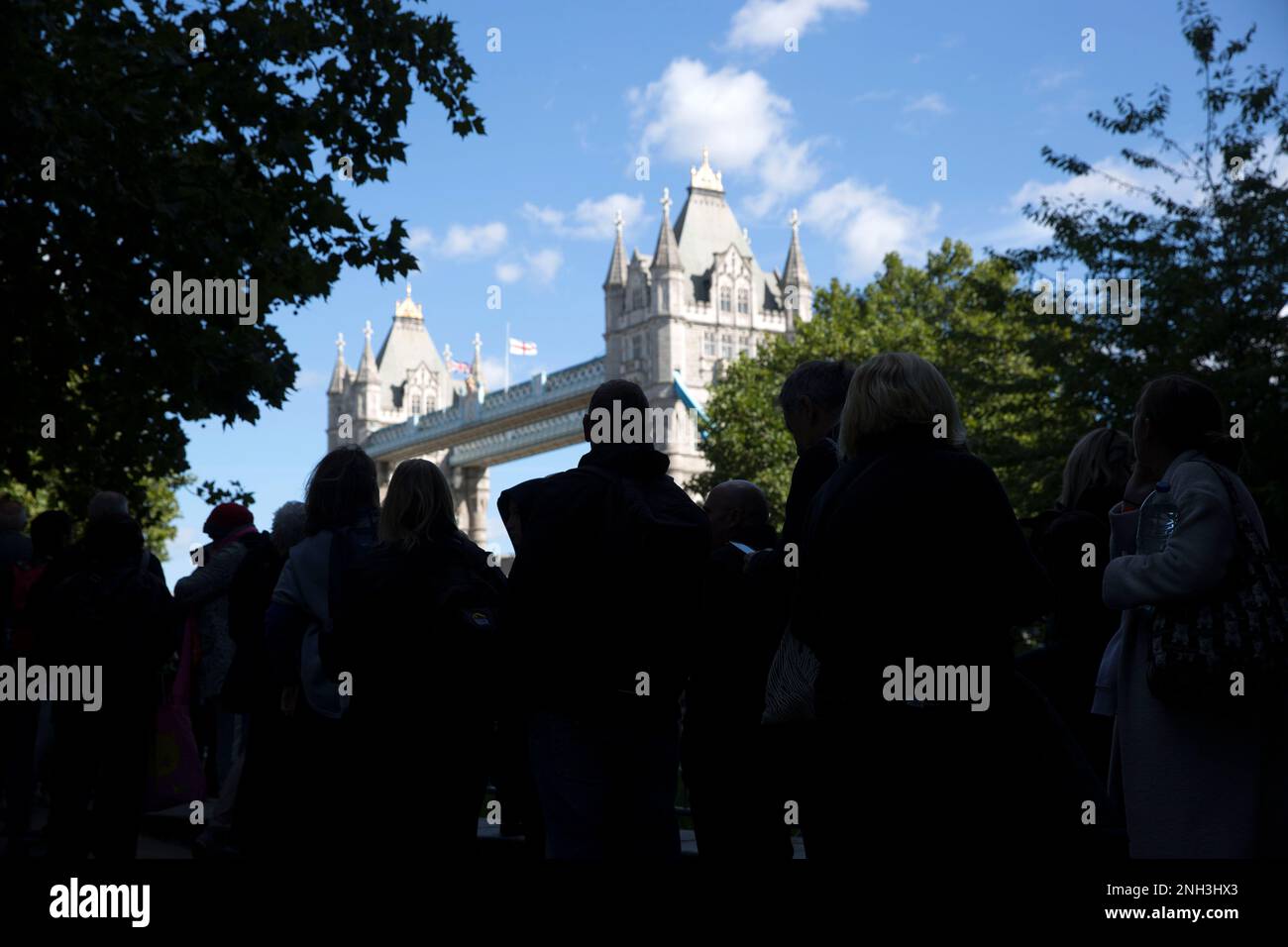 Die Leute warten vor ihrer Beerdigung darauf, dass die Laien im Staat ...