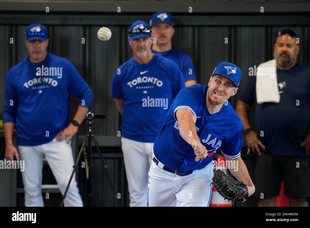 Toronto Blue Jays Relief Pitcher Erik Swanson schlägt während des ...