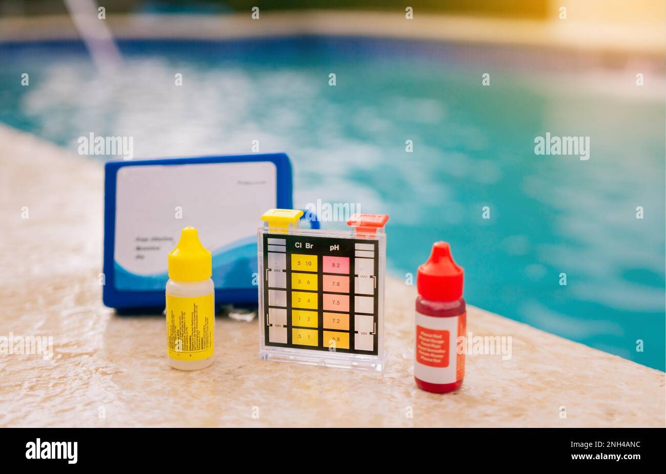 Chlor- und ph-Tester für Schwimmbäder, Chlor-Test-Kit am Rand des Pools ...