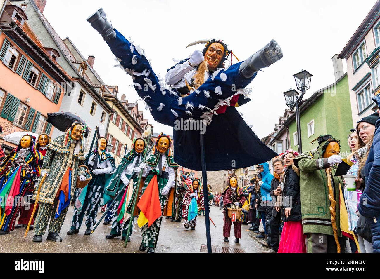 Historischer Narrensprung in Rottweil, am Höhepunkt des schwäbisch ...