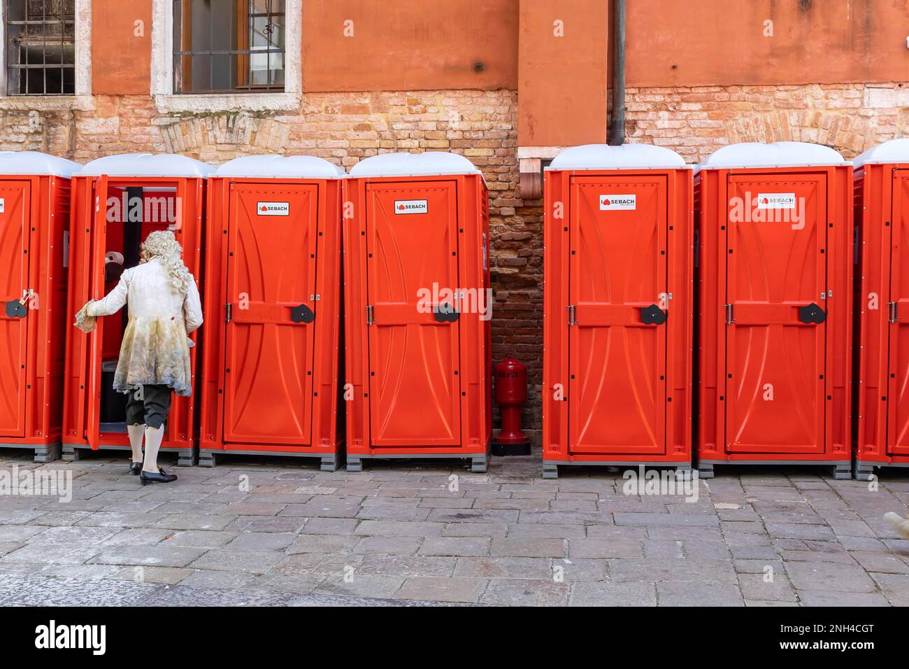 Toiletten häuschen in italy -Fotos und -Bildmaterial in hoher Auflösung ...