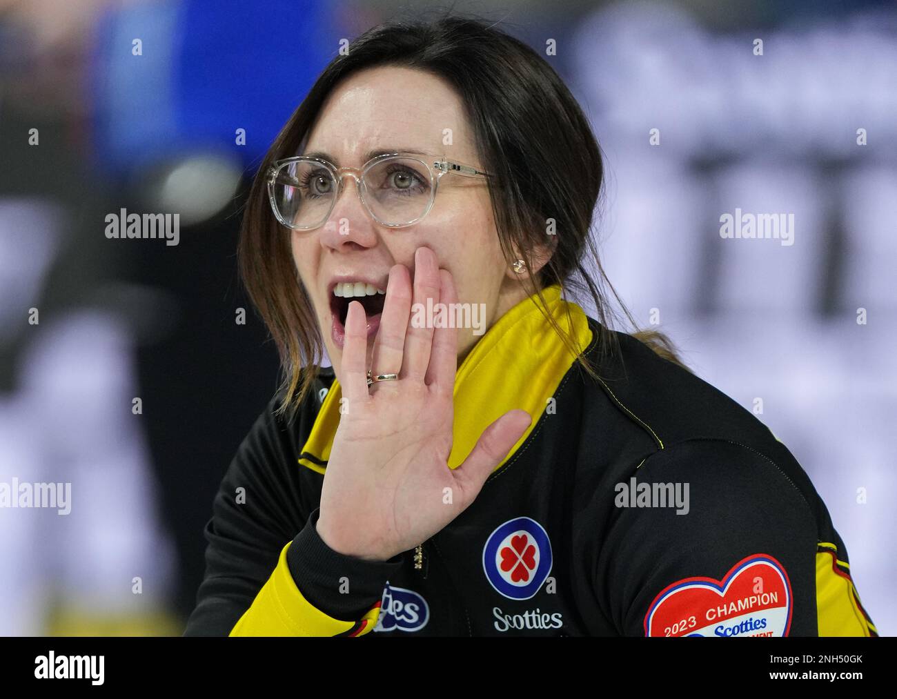 New Brunswick skip Andrea Kelly ruft die Sweepers an, während sie ...