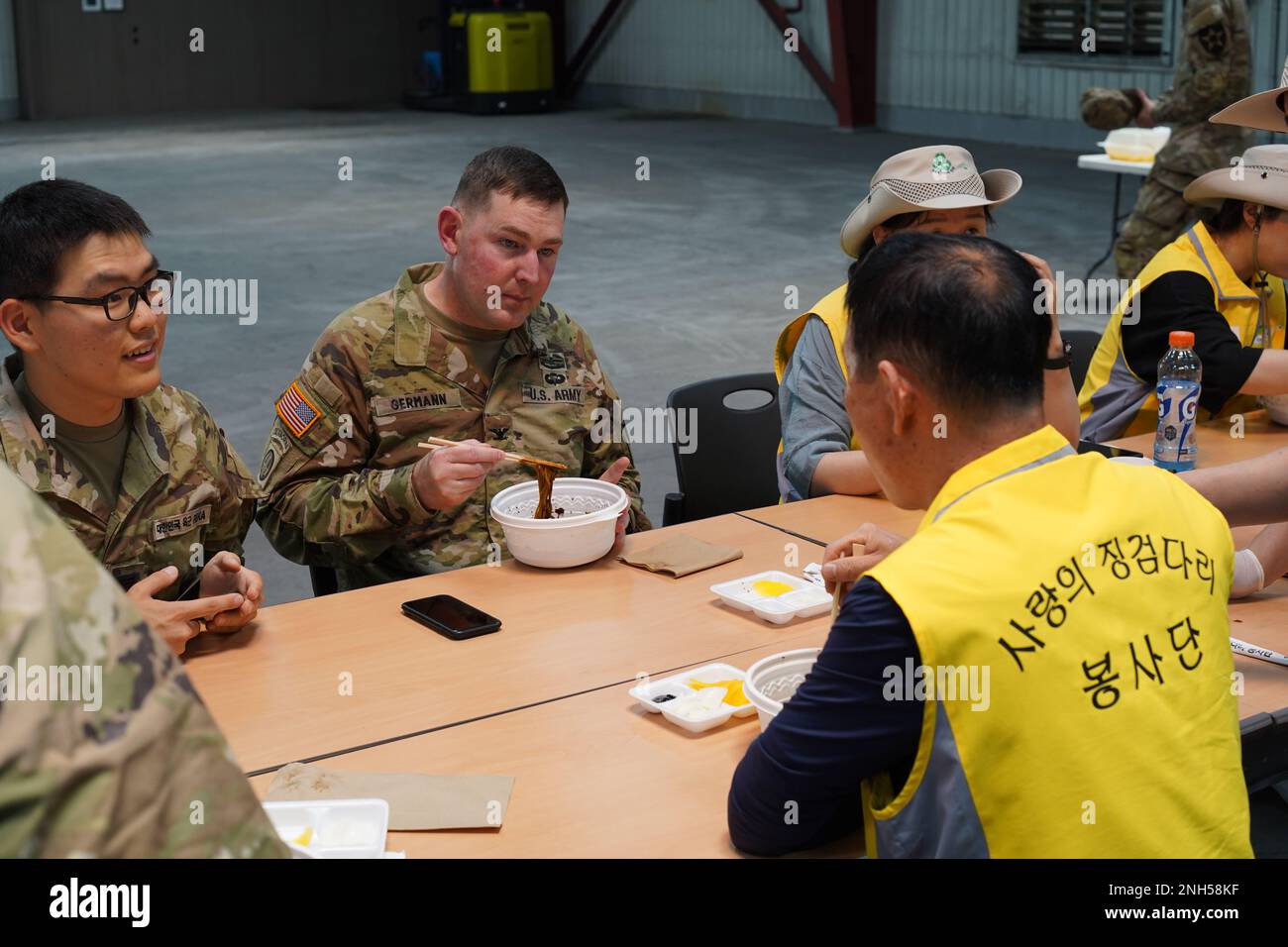 Oberst Wade Germann, der 210. Field Artillery Brigade Commander ...