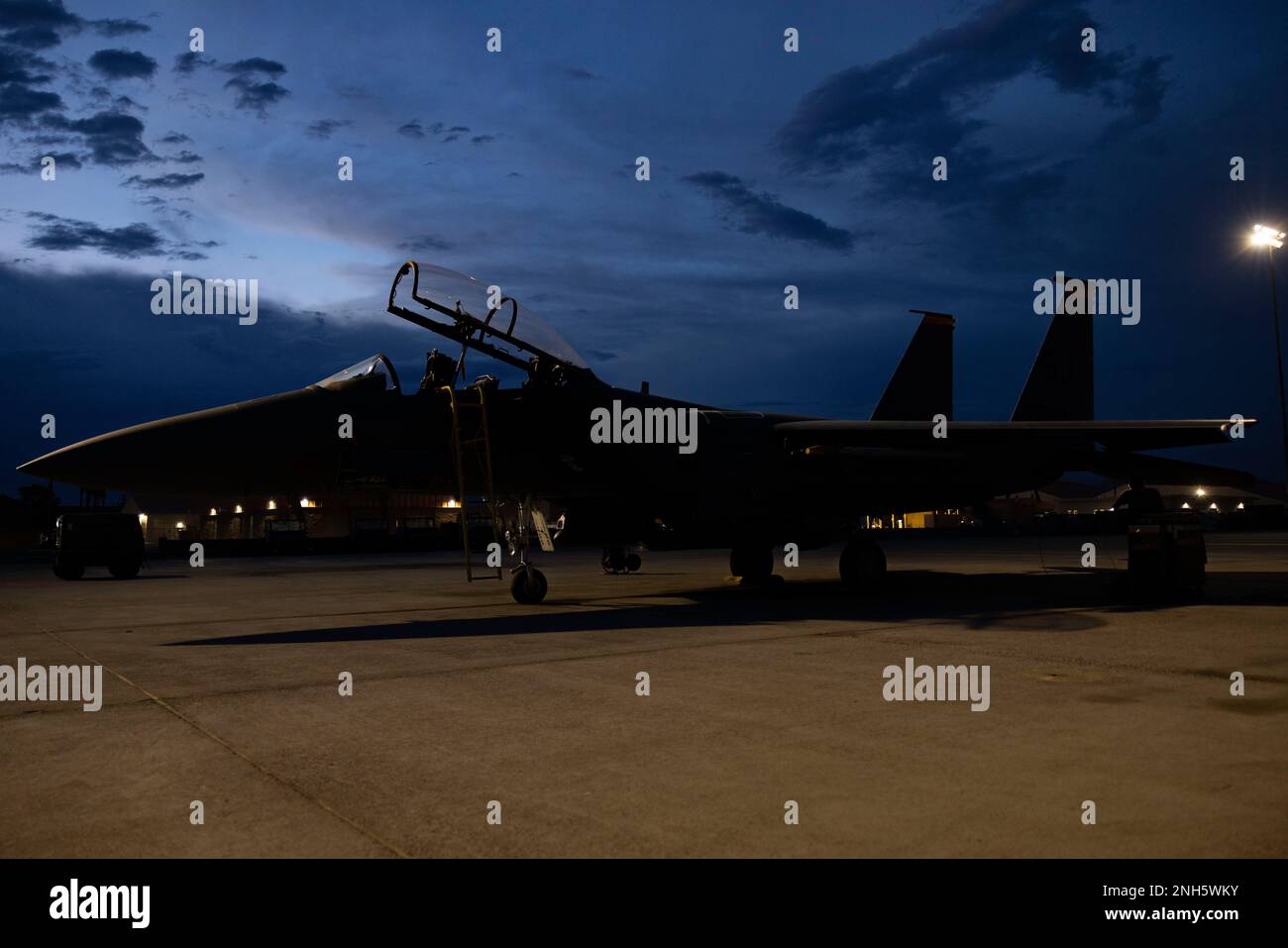 Ein F-15E Strike Eagle, der der 336. Fighter Generation Squadron ...