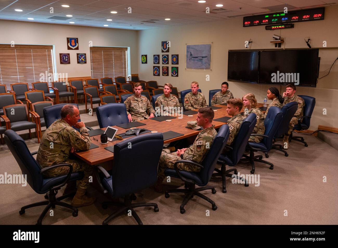Colonel Nate Vogel, 22. Air Tanken Wing Commander, spricht mit einer ...