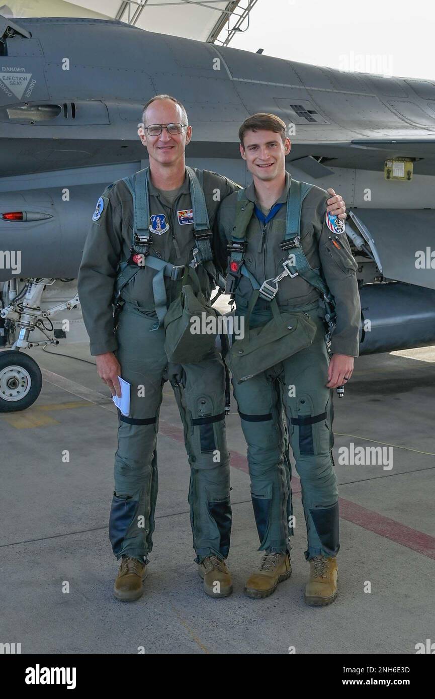 1. LT. Nathan Thomas, ein aktiver F-16-Studentenpilot, posiert mit ...