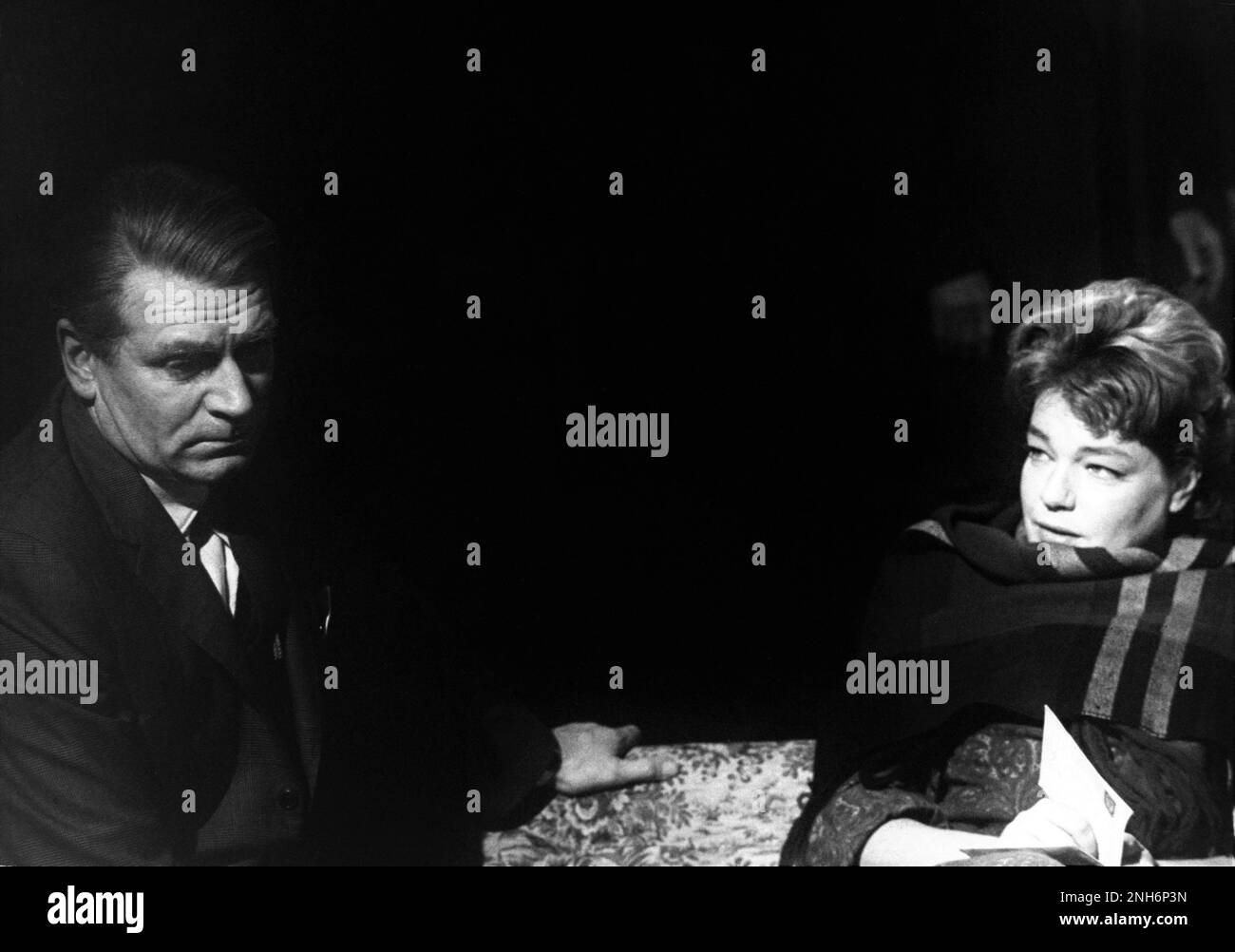 Pathé filme Schwarzweiß-Stockfotos und -bilder - Seite 2 - Alamy