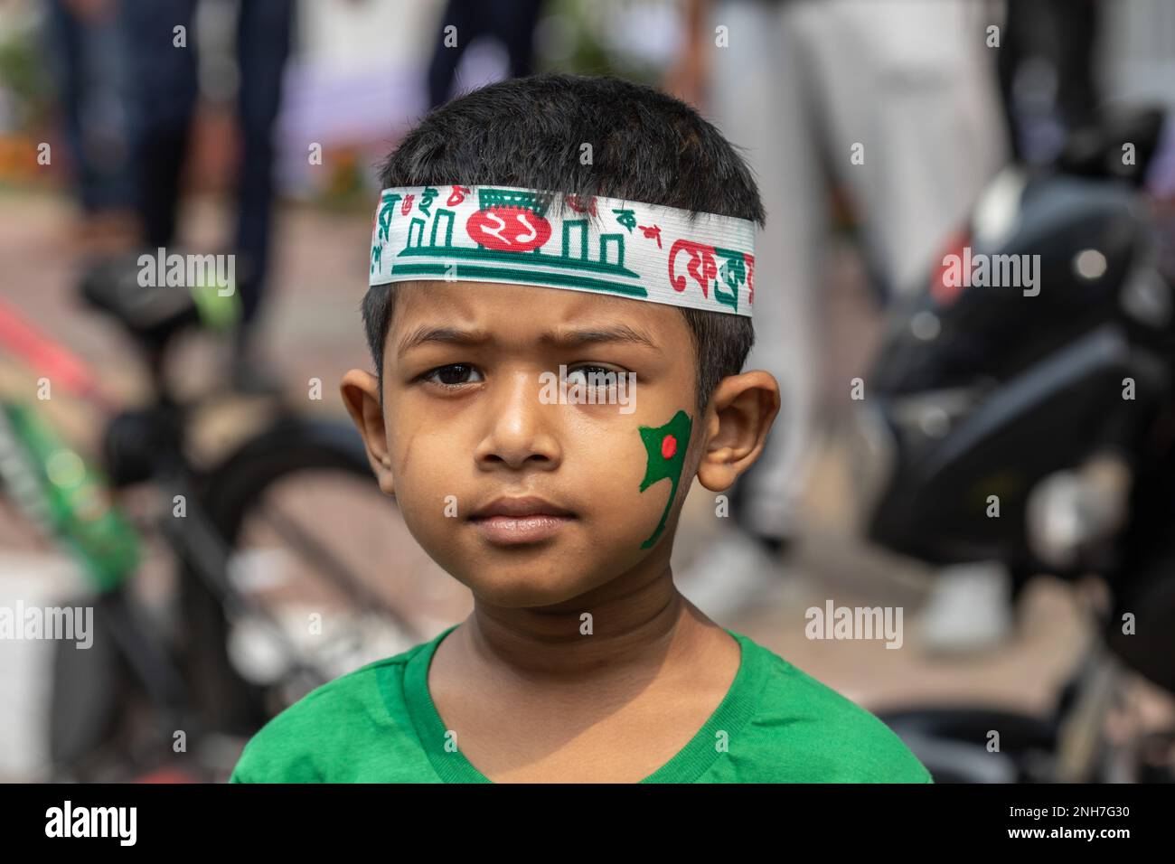 Dhaka, Bangladesch. 21. Februar 2023. Ein Kind mit Farbe im Gesicht am ...