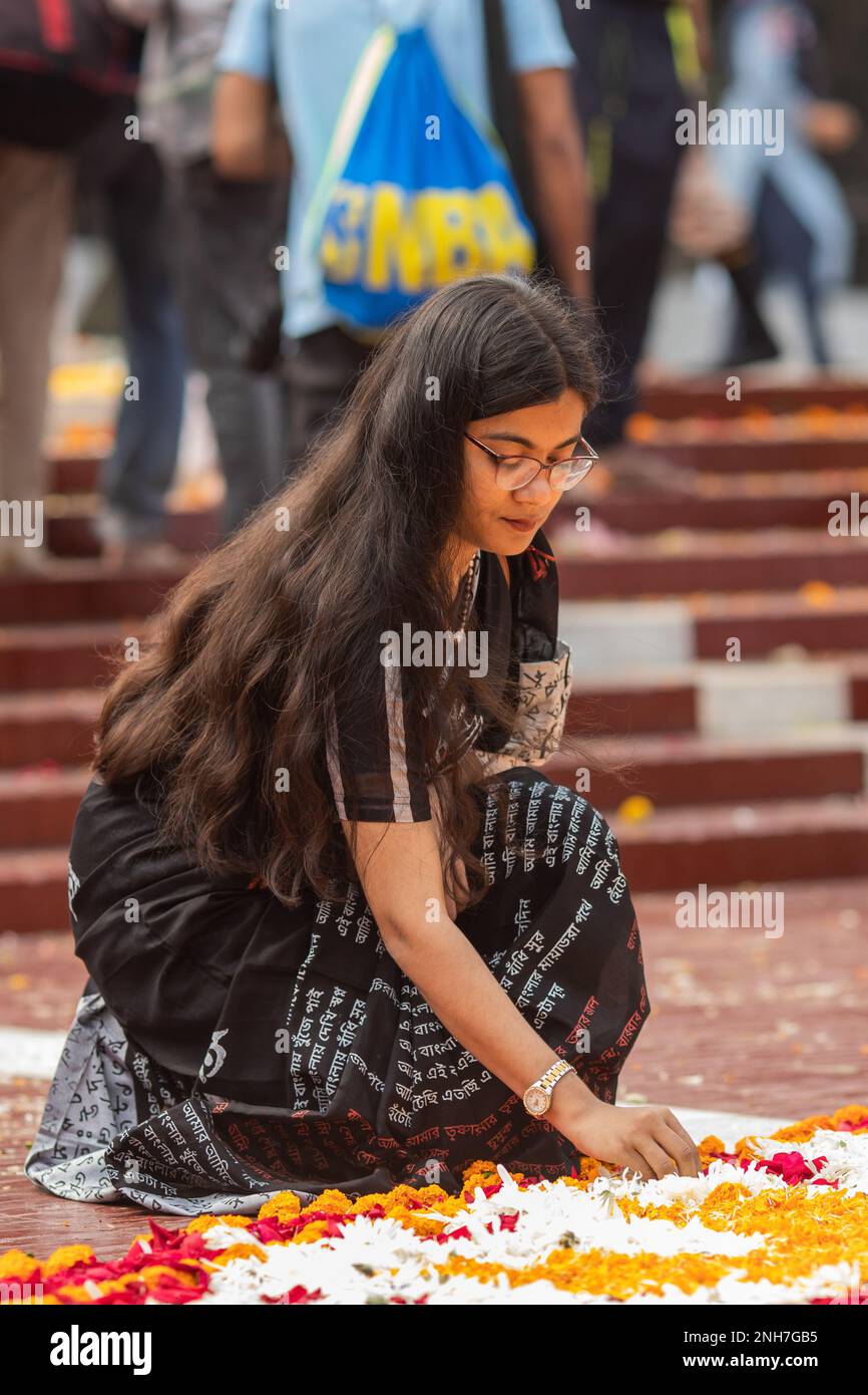 Eine Frau zollt dem Märtyrerdenkmal oder dem Shaheed Minar während des ...